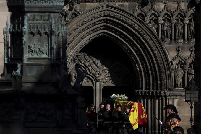 Elizabeth II's coffin arrives at Buckingham Palace