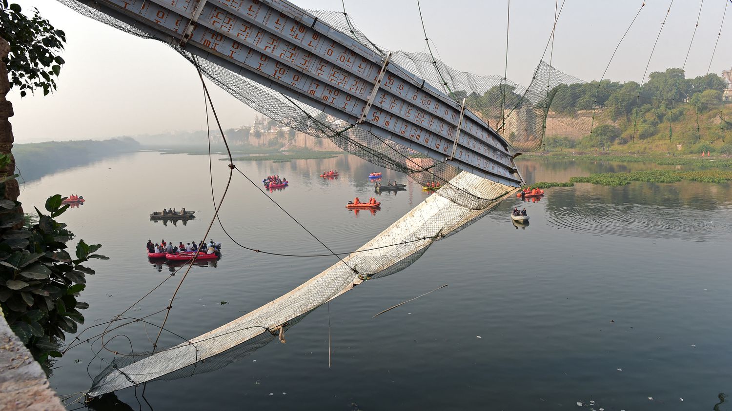India: what we know about the collapse of a suspension bridge which ...