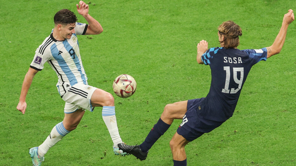 Julián Álvarez has his street and the people, happiness