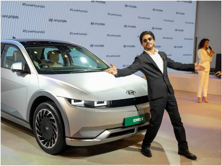 Shah Rukh Khan Sings 'Tujhe Dekha To Yeh Jaana Sanam' At Auto Expo 2023 ...