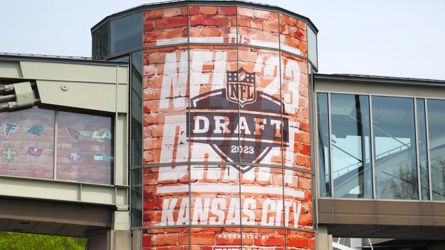 How many players are selected in the NFL Draft and how many rounds are ...