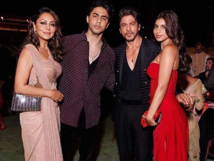 Shahrukh Khan was spotted with Gauri, Aryan and Suhana, this photo of ...