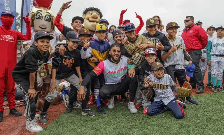 Fernando Tatis Jr. teaches baseball clinic to children in Mexico