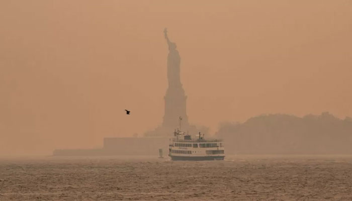 Smoke from wildfires in Canada sweeps into US, air pollution warning