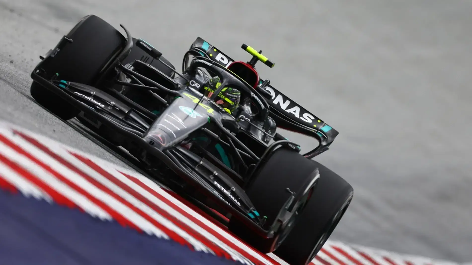 Mercedes boss crosses the line to renew Lewis Hamilton: no Red Bull