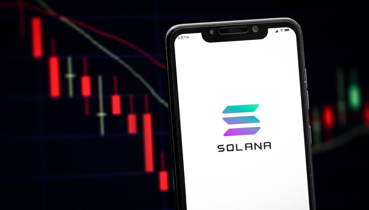 Solana and its associated memecoin crash sharply after massive sales
