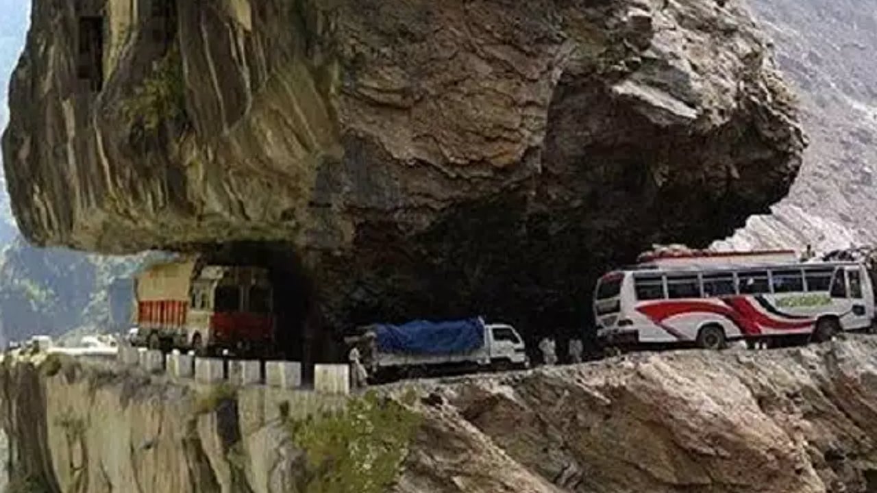 Karakoram, the most dangerous route in the world, where more than 1,000 ...