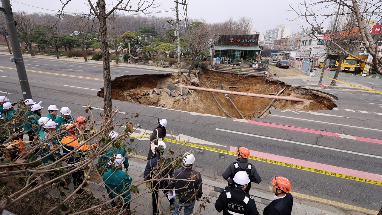 Man Dies After Falling into Sinkhole in Seoul, South Korea