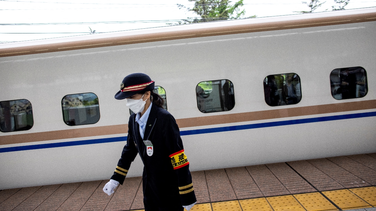 Tokyo Shinkansen Train Carries 650 Passengers When Cars Separate Mid ...