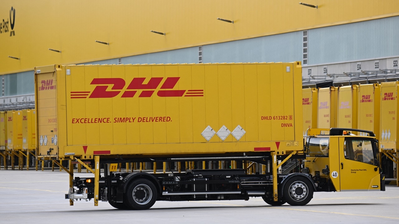 DHL Halts Shipments Over $800 to US Customers Due to Customs Rule Change