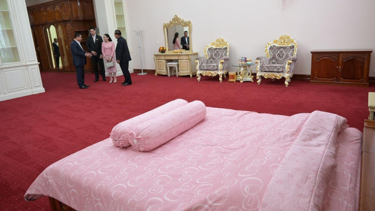 Hun Sen Reveals Photos of Thaksin and Yingluck's Bedroom, Explains ...
