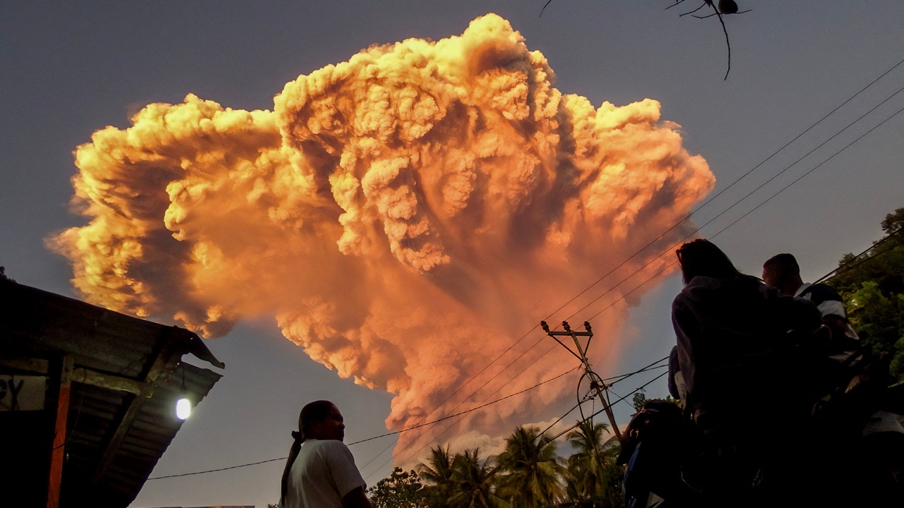 Indonesia Raises Highest Alert as Mount Lewotobi Erupts