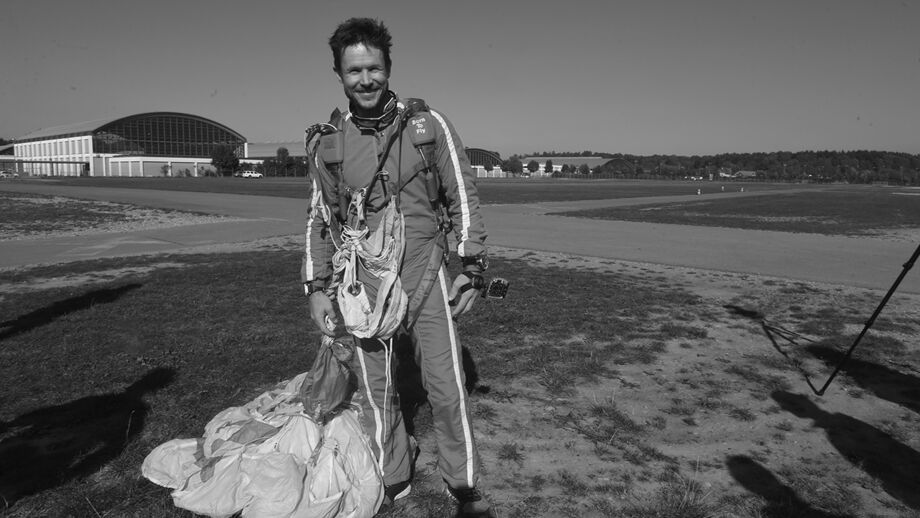 Felix Baumgartner, First Stratosphere Jumper, Dies at 56 in Paragliding ...