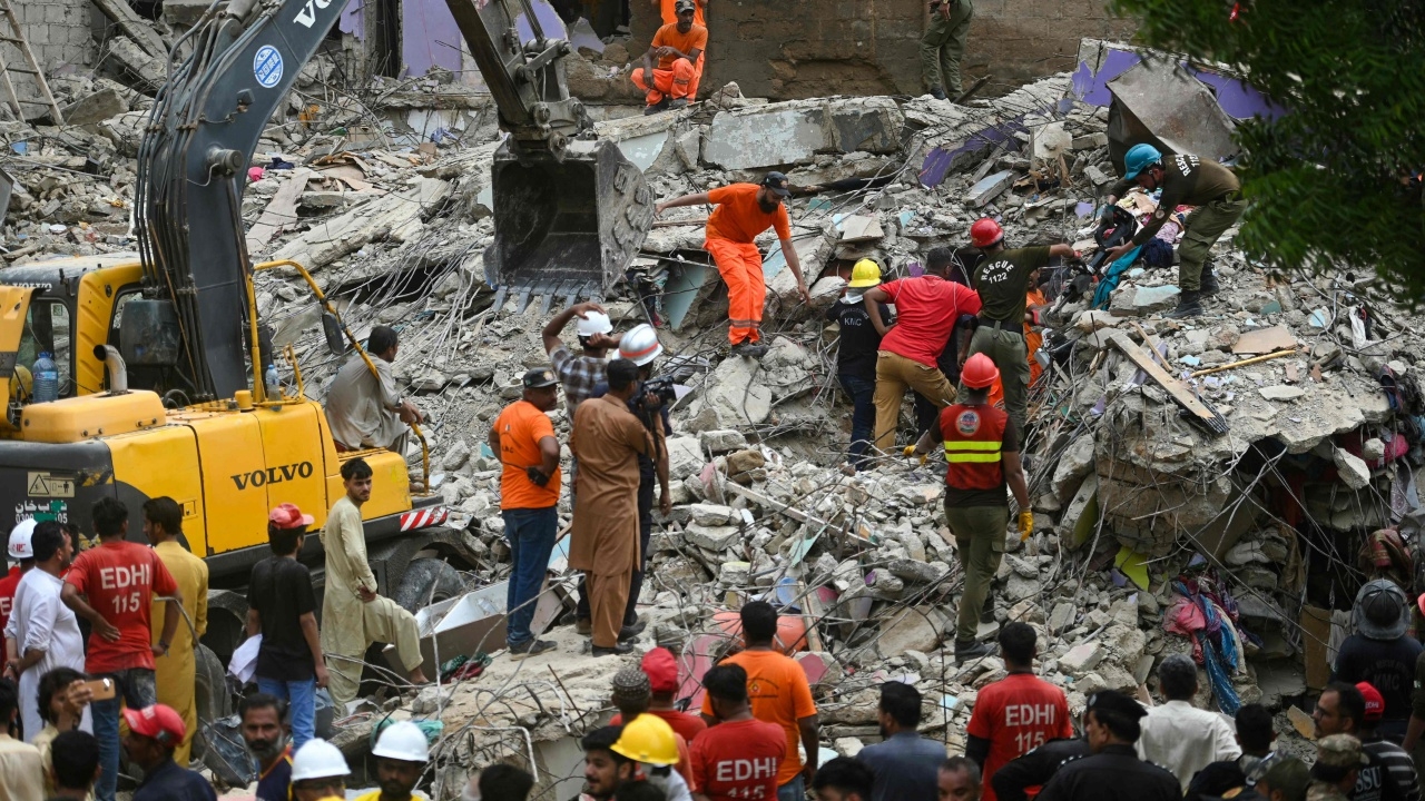 Pakistan: Deadly Building Collapse in Karachi Kills Eight, Search for ...