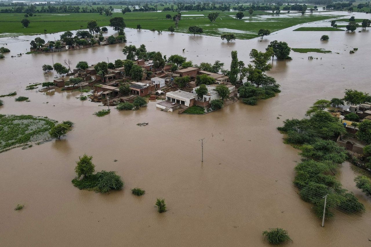 Pakistan evacuates as India releases dam water; Kashmir floods spark ...