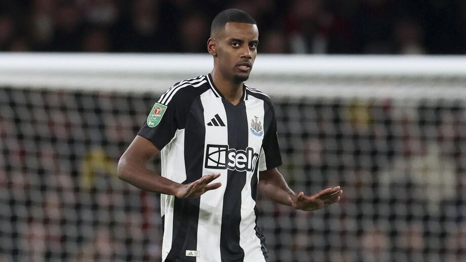 Newcastle's Howe Demands Player Commitment Amid Alexander Isak Transfer Rumors
