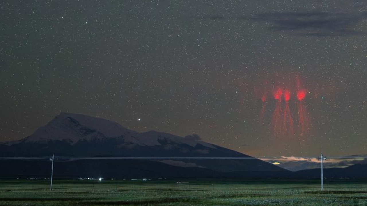 Chinese Photographers Capture Rare Red Sprites Near Mount Kailash, Tibet