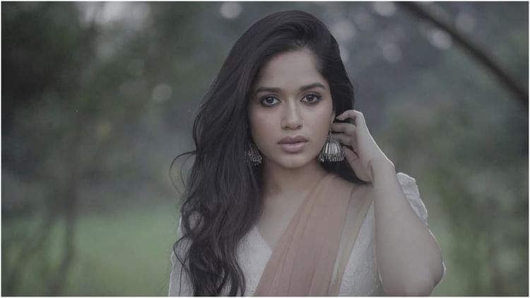 Jannat Zubair Viral Video: Actress Rushes Back to Car After Paparazzi Sighting