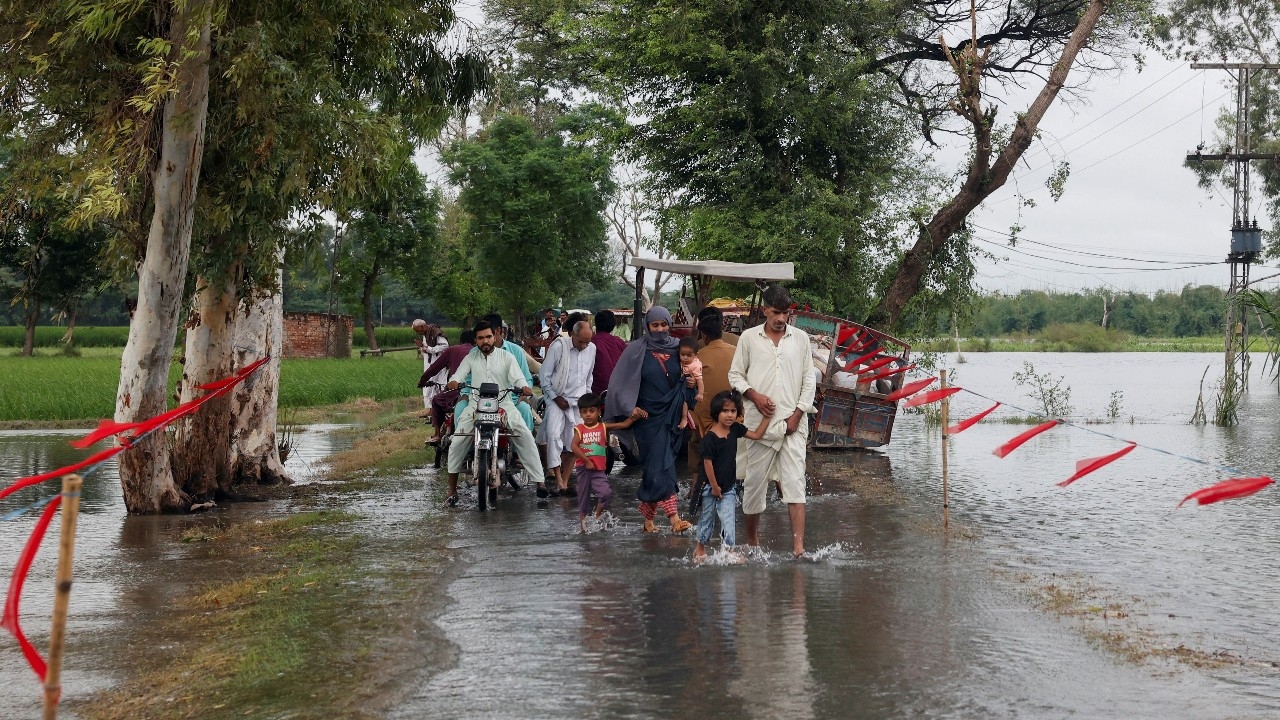 Pakistan evacuates as India releases dam water; Kashmir floods spark ...