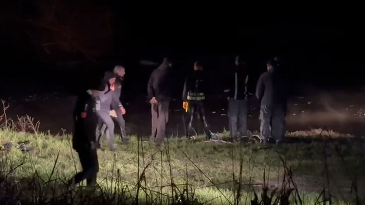 Arroyo Don Esteban Search: Divers Sweep 100 Meters For Missing Father, Sons