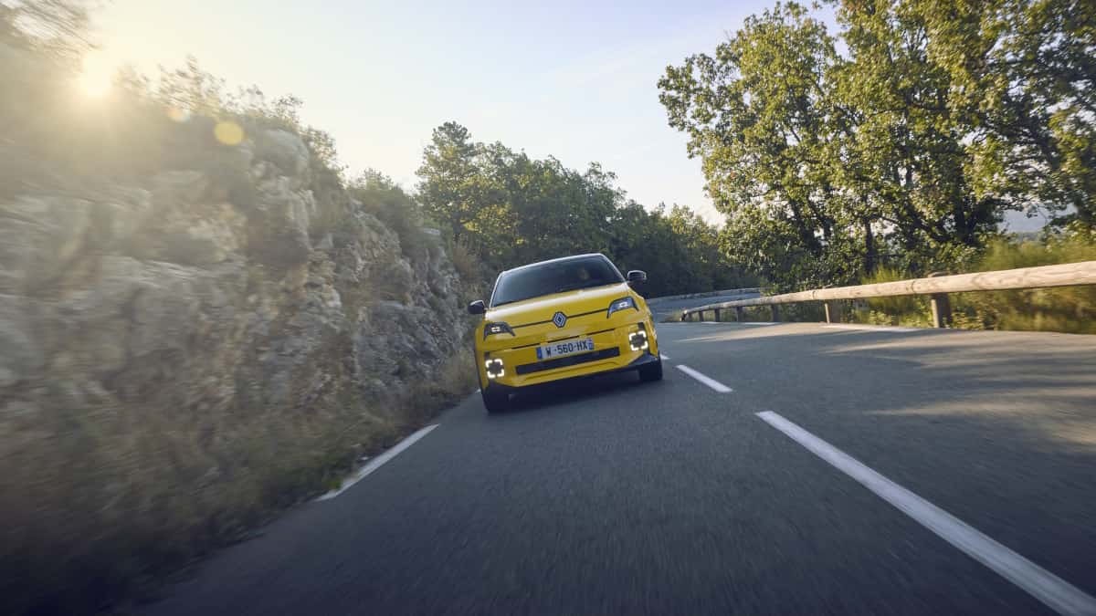 Renault 5 E-Tech: Electric Revival with Soulful Driving Experience